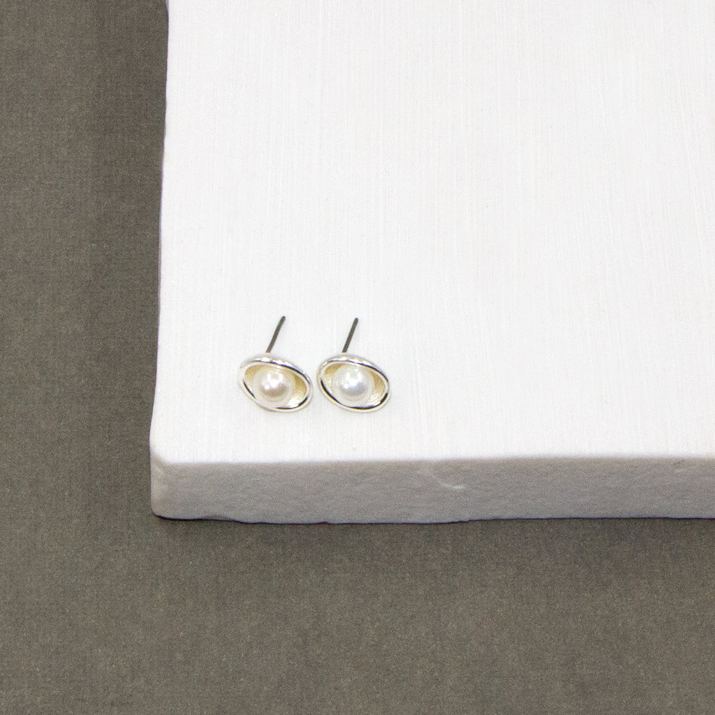 Mini pearl earring in organic setting – Tempest Designs